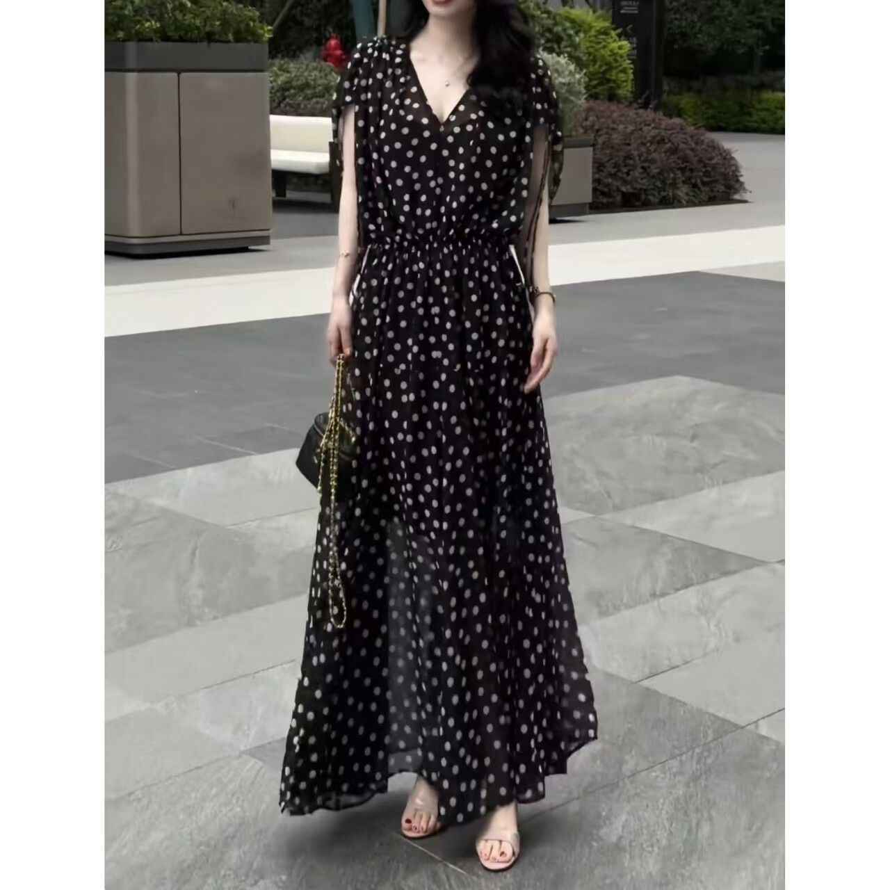 法式高级感波点连衣裙女2026夏季新款时尚收腰显瘦V领长款裙子