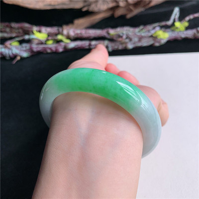 6月新品 鸿玉翡翠55圈口冰糯种飘阳绿正圈玉手镯女款正品2H70610