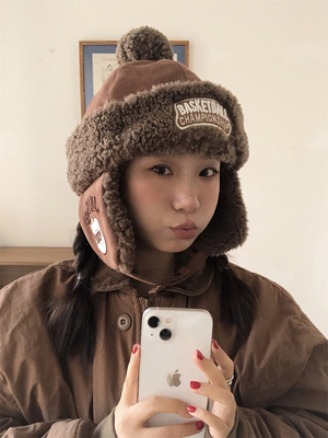 麂皮绒刺绣字母护耳保暖雷锋帽女