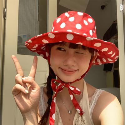 春天就要搭配红色波点渔夫帽可爱