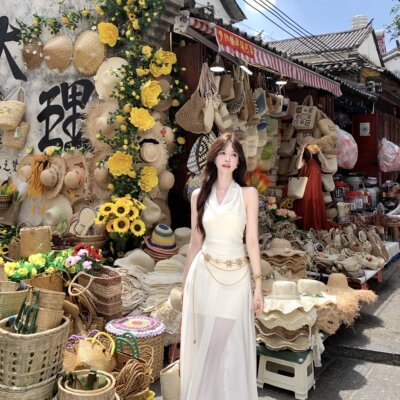 白里 芙罗拉之吻 法式气质设计感无袖挂脖收腰显瘦荡领连衣裙