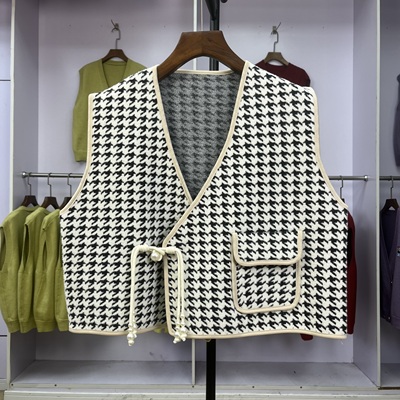 196新中式盘扣大码短款洋气大码显瘦时髦千鸟格坎肩宽松V领上衣女