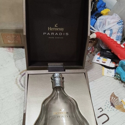 轩尼诗百乐廷瓶子 表面盒子小磨损 可作装饰 议价