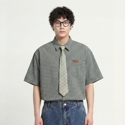 拍了拍夏格子领带宽松短袖衬衫