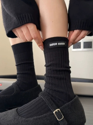 vocal!被这双黑色袜子硬控了!设计师高定款~侧边布标简约不失时尚