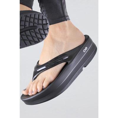 代购Oofos女士人字拖防滑设计轻便舒适增果耐磨鞋底黑色