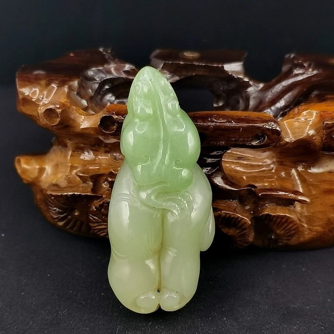 和田玉呱呱来财,和田玉翠青青蛙吊坠,翠绿色吊坠,双色手工雕。