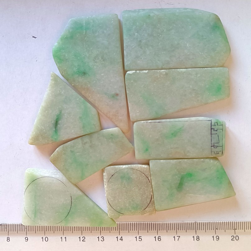 缅甸翡翠A货,阳绿飘花片料,自家加工剩余边角料,可以视频挑。