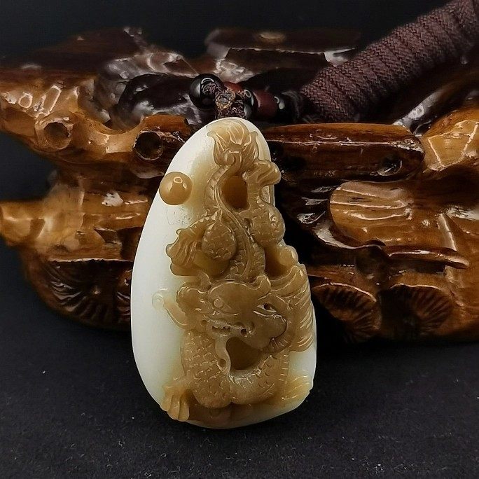 和田玉龙牌,和田玉糖白玉龙行天下,天然双色,糖玉龙牌。