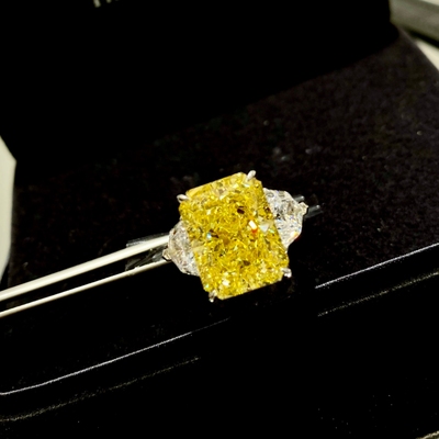 11克拉长方形黄钻雷迪恩黄钻戒指