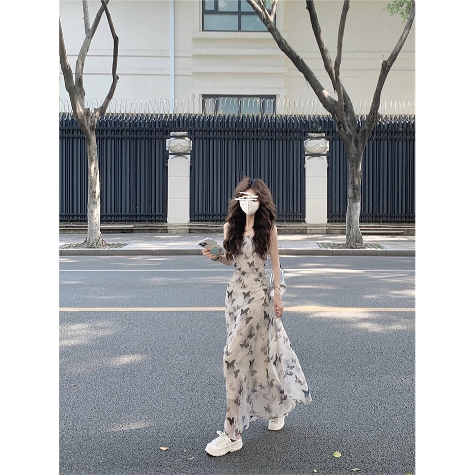 清冷系水墨蝴蝶连衣裙女夏显瘦复古褶皱收腰纯欲茶歇碎花吊带长裙