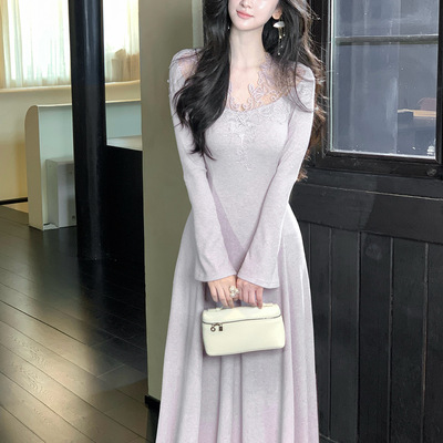 不知雪温柔蕾丝V领显瘦针织裙