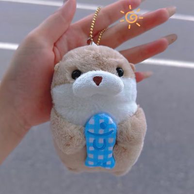 网红可爱小水獭玩偶抱鱼海獭挂件包包挂饰钥匙扣乌索创意儿童礼物