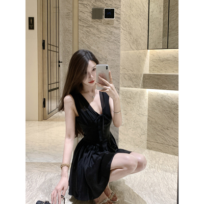 JustQin【梦秘屿】2025新款夏装黑色性感短裙显瘦收腰V领连衣裙女