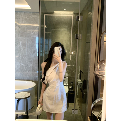 JustQin【老钱调调】2026新款夏装斜肩亚麻短裙收腰性感连衣裙女