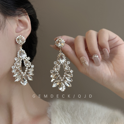 千金感镶钻银色锆石镂空耳环