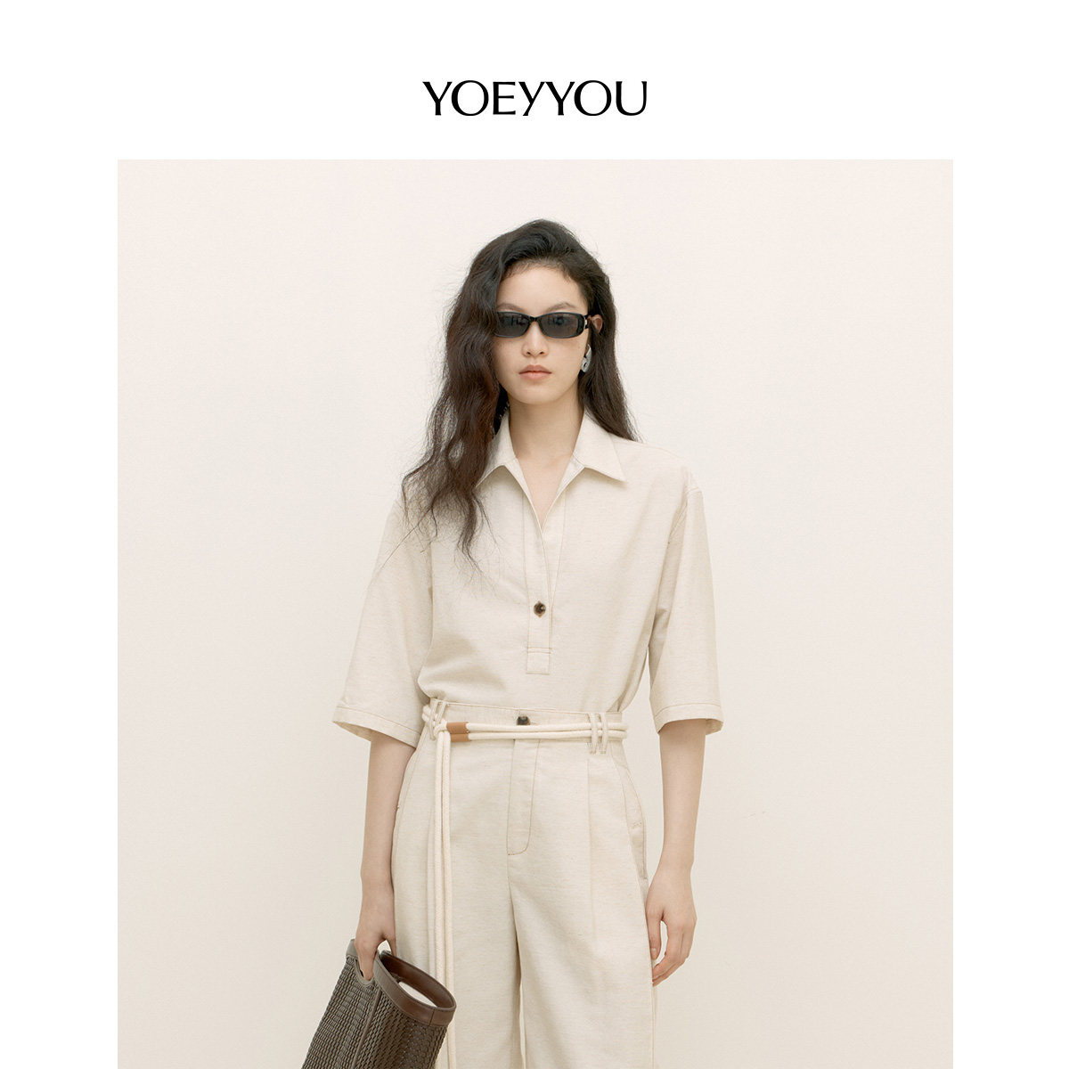 YOEYYOU翻领倒T型上衣春夏款设计师款简约撞色明线侧开衩休闲T恤