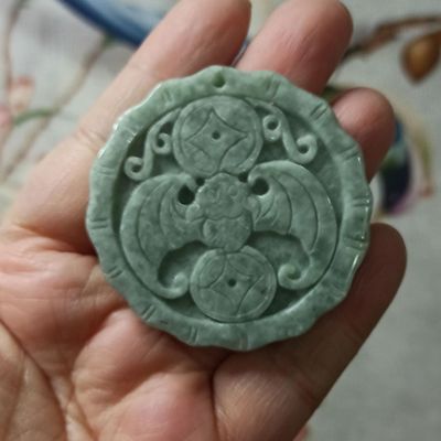 天然翡翠吊坠蝙蝠如意清爽飘花