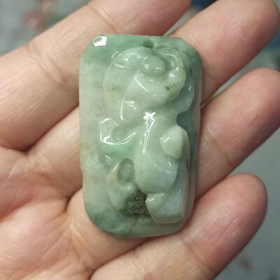 翡翠吊坠飘花绿底雕刻手把件