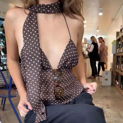 V领波点露背吊带背心女