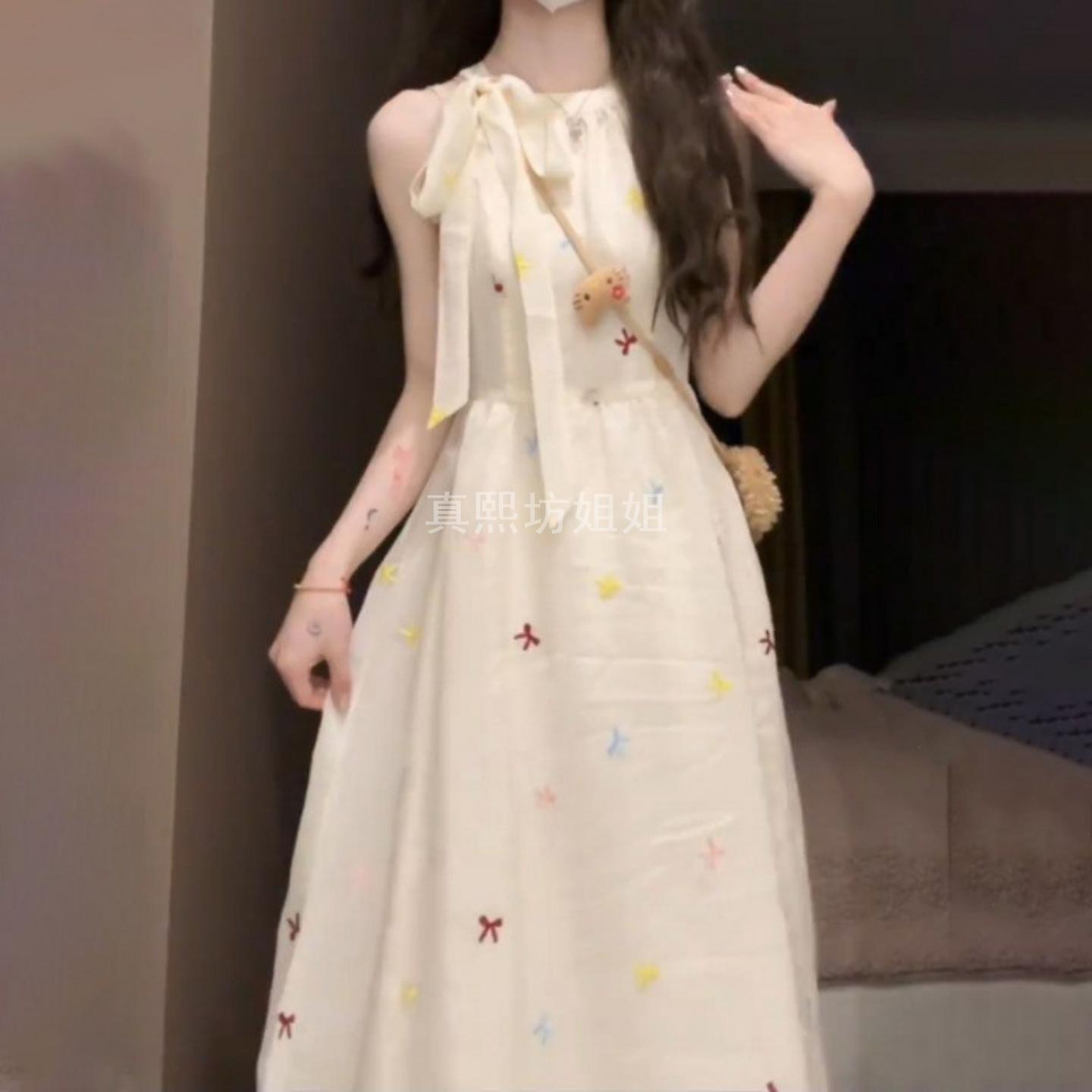 甜美森系氛围感碎花挂脖裙小众洋气百搭高级通勤复古感连衣裙