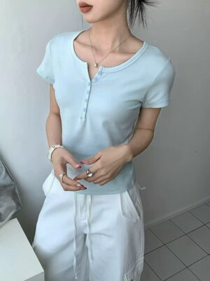 E念8680正肩短袖T恤女2026夏季新款独特超好看修身短款半排扣上衣