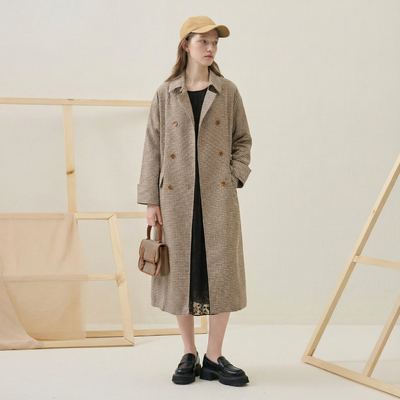 谜底细格纹风衣女士2025春新款复古翻领宽松双排扣外套257ME7301