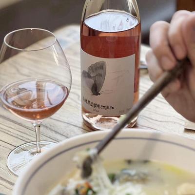 粉蝶黑皮诺半甜桃红葡萄酒