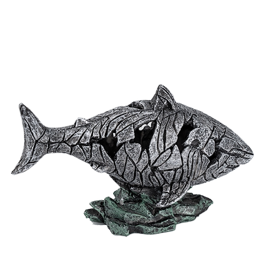 “一条伤痕累累的鲨鱼”