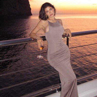 露背高腰吊带休闲连衣裙女