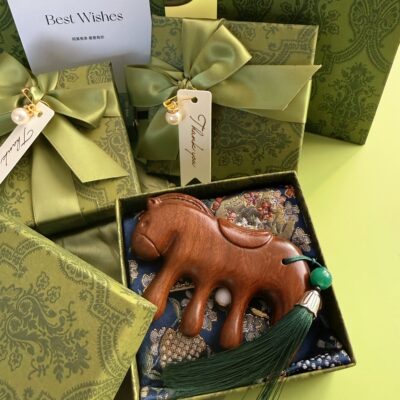 2026马年檀木经络梳养生礼盒