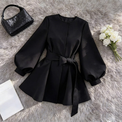 赫本风气质高级感黑色收腰连衣裙高端精致圆领灯笼袖短裙子2026秋