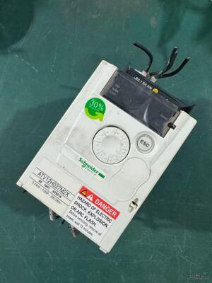 施耐德ATV12H037M2X变频器，220v0.37kw，议价商品