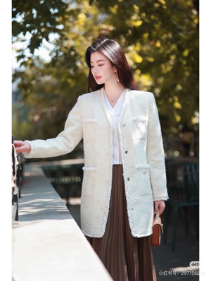 歌家女装  白色小香风羽绒服 EWE344L00800
