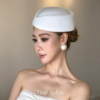 小众设计师款双C异形奶树脂耳钉