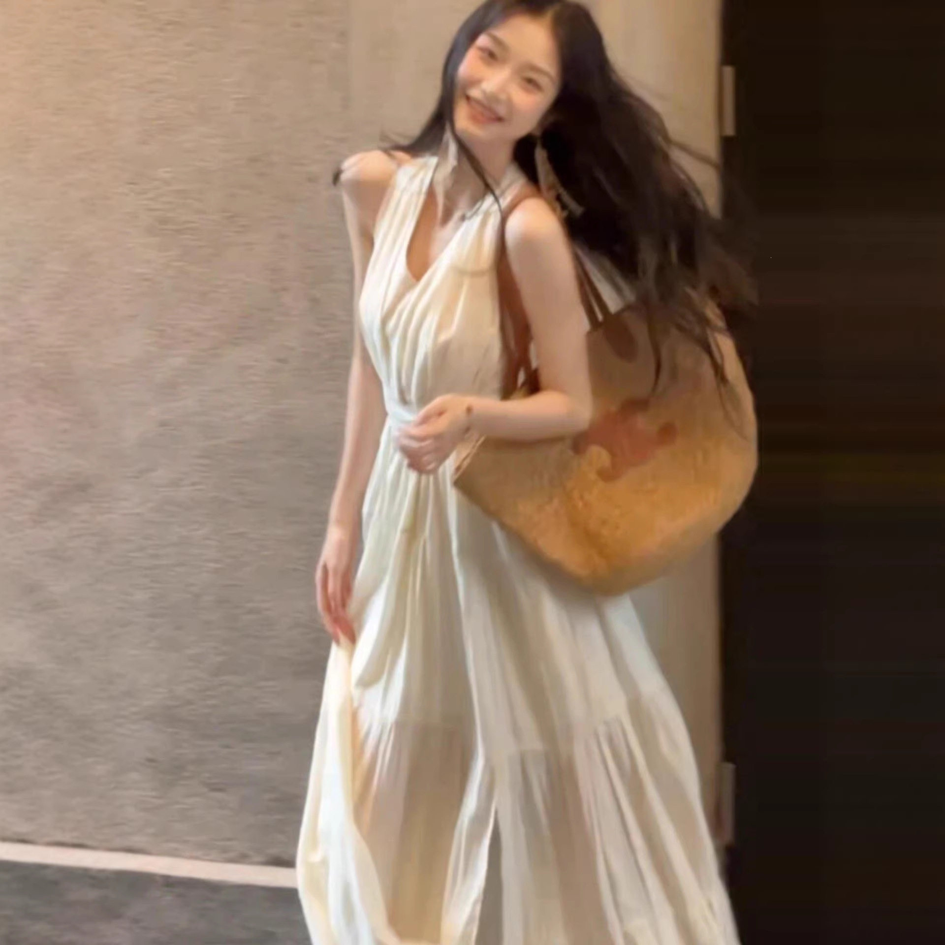 法式气质红色挂脖吊带连衣裙女夏季2026新款海边度假绝美漂亮长裙