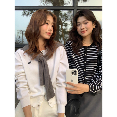 柠檬绿茶-软糯小马刺绣设计感圆领单排扣针织开衫NM-8510