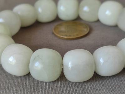 独山玉老白料手工老型珠手串，滋润细腻，白白净净，直径1.4厘米
