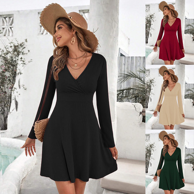 V领收腰长袖连衣裙 V-neck waist cinched long sleeved dress