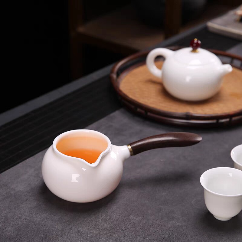 羊脂玉白瓷公道杯实木侧把大号公道杯陶瓷分茶器公平杯倒茶器茶海