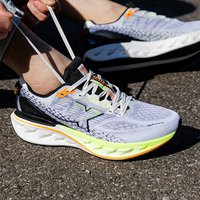 特步减震旋12透气减震运动鞋