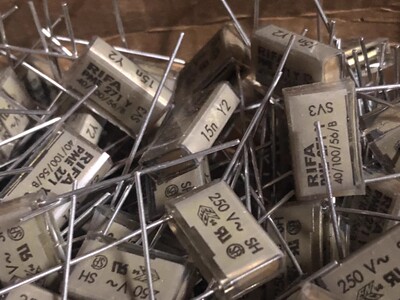 全新PME271Y515MR30  153 15nf  Y2  250V 安规电容 15MM RIFA