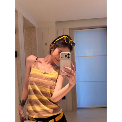 吴童童复古U领条纹无袖露肩背心