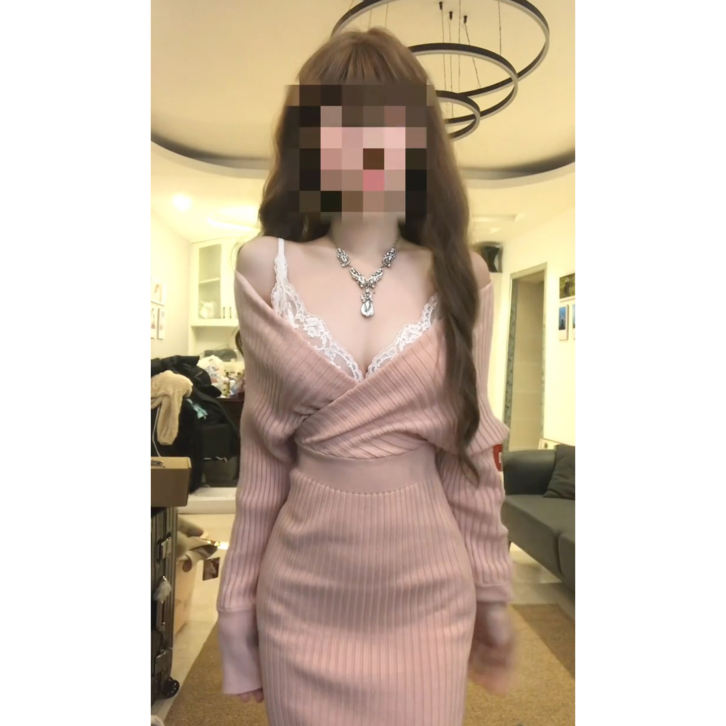 2026新款性感纯欲粉色v领针织连衣裙子早春特别漂亮掐腰包臀长裙