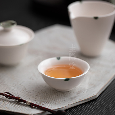 圭隐堂白瓷花瓣茶杯猪白釉陶瓷家用主人杯品茗杯喝茶单杯闻香杯子