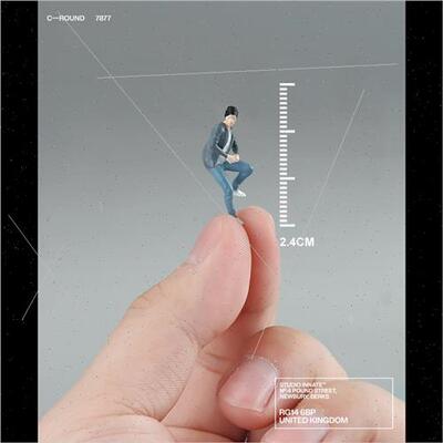 Miniature 1:64 leaning boy charging post resin dolls miniatu