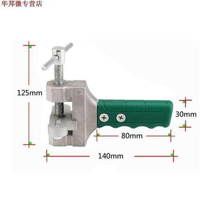 Coupeur de carreaux de céramique tenant loutil d