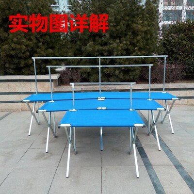 Put up a stall put up a shelf of bamboo in the night