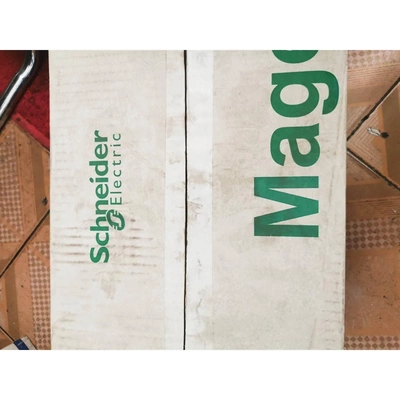 非标价品牌型号施耐德触摸屏XBTORT5330，纯新带包装，有一个议价