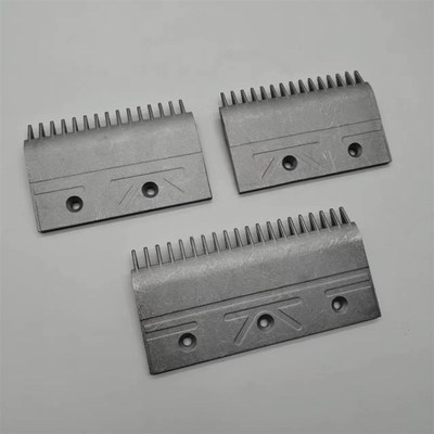 三菱K型扶梯梳齿板3孔J651012B203 三菱扶梯铝合金梳齿板黄梳齿板